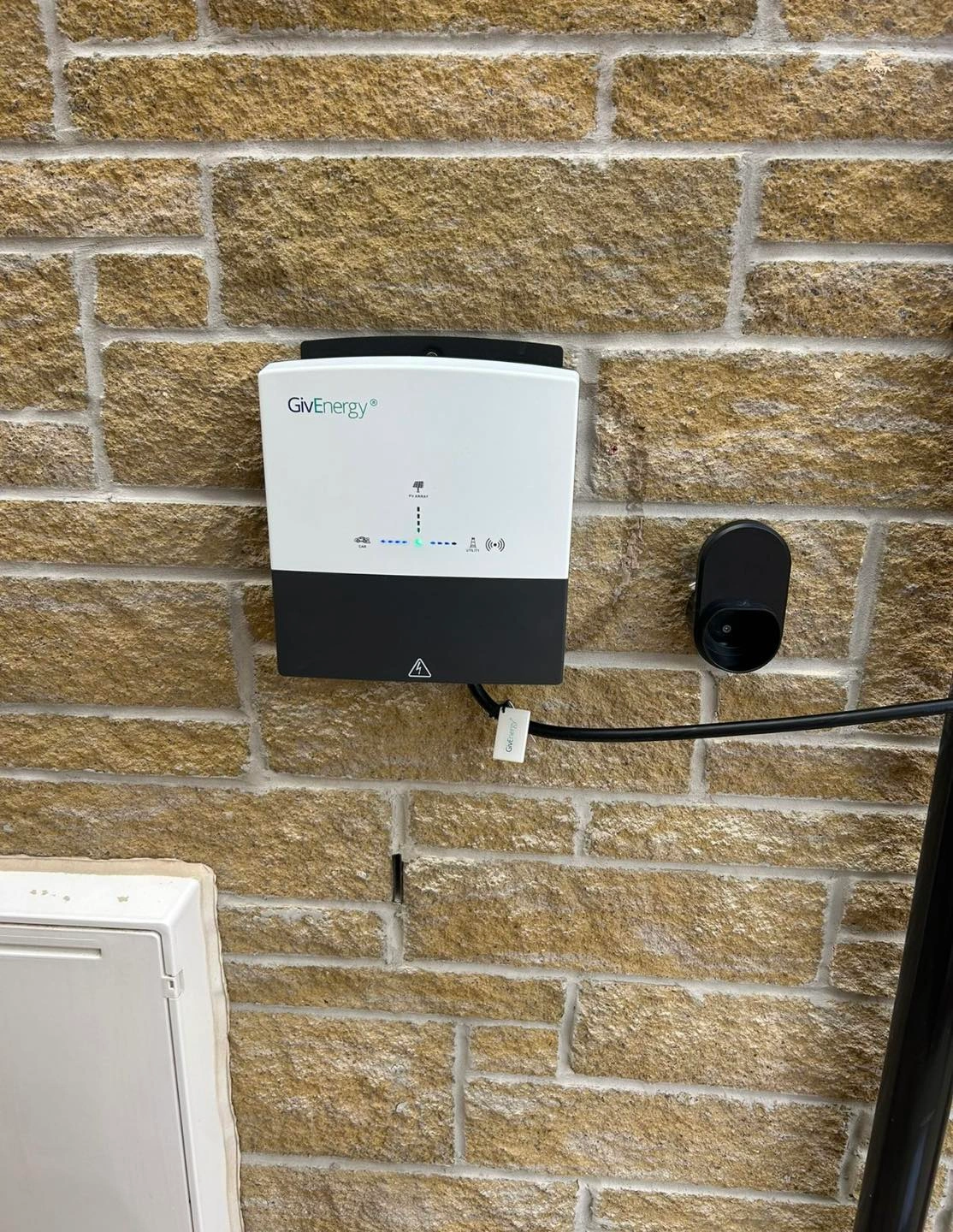 Outdoor-EV-Charger-with-cable – GivEnergy UK